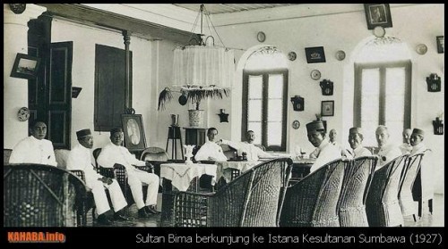 Gambar sultan Bima ke istana Sumbawa 1927