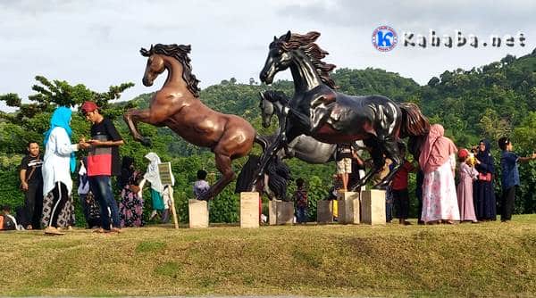 Uma Lengge dan Patung Kuda di Taman Panda, Obyek Wisata Baru yang ...